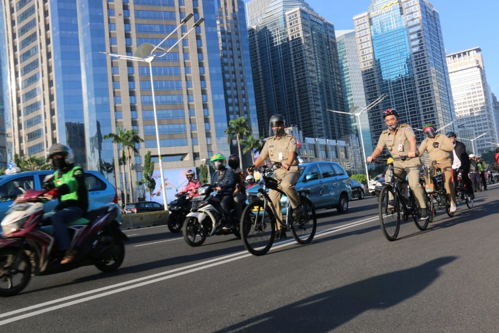 Berangkat Kerja Bersepeda, Anies-Ariza Dorong Penggunaan Transportasi ...