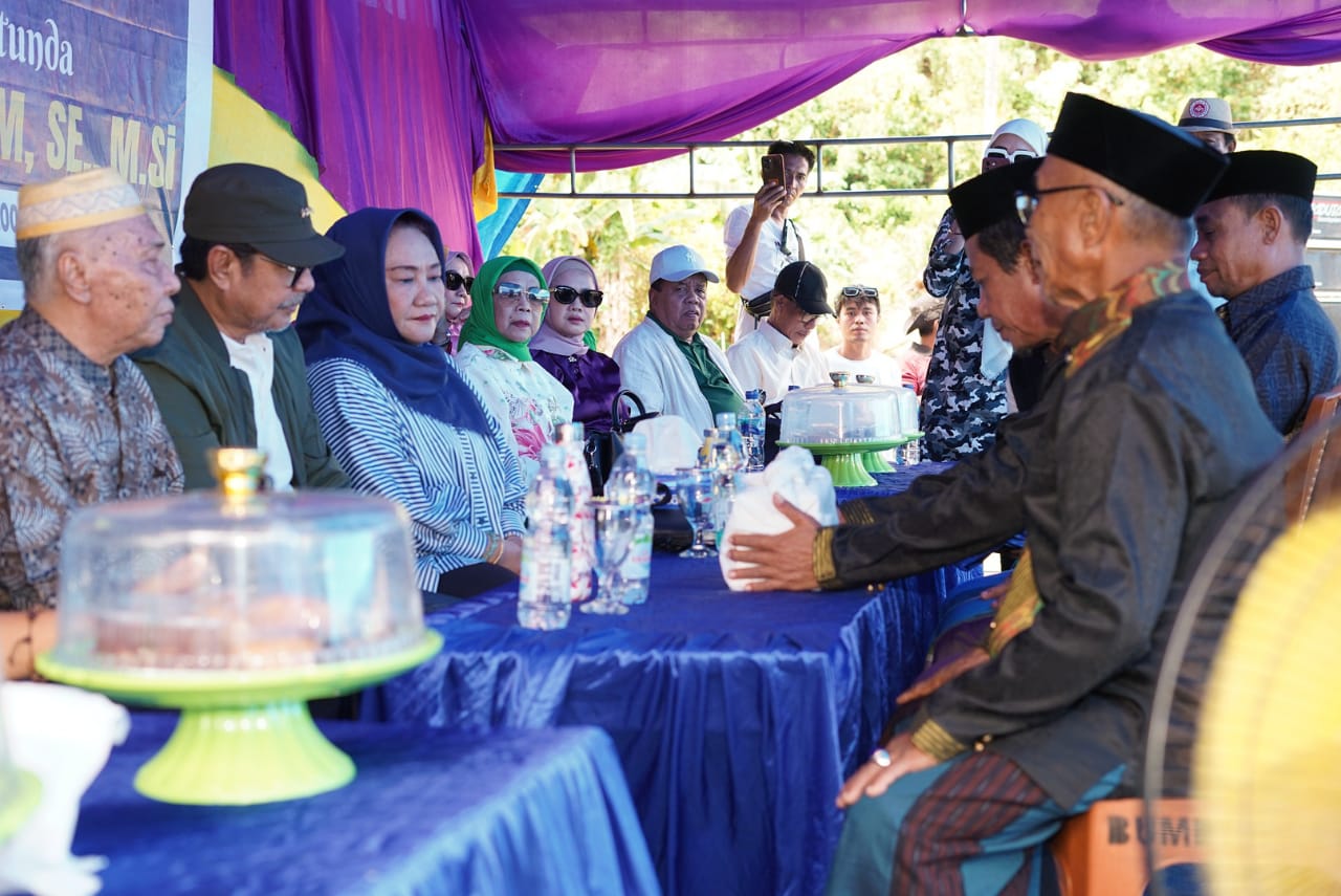 Warga Pulau Wawonii Terima Lahir Batin Tina Nur Alam Secara Adat ...