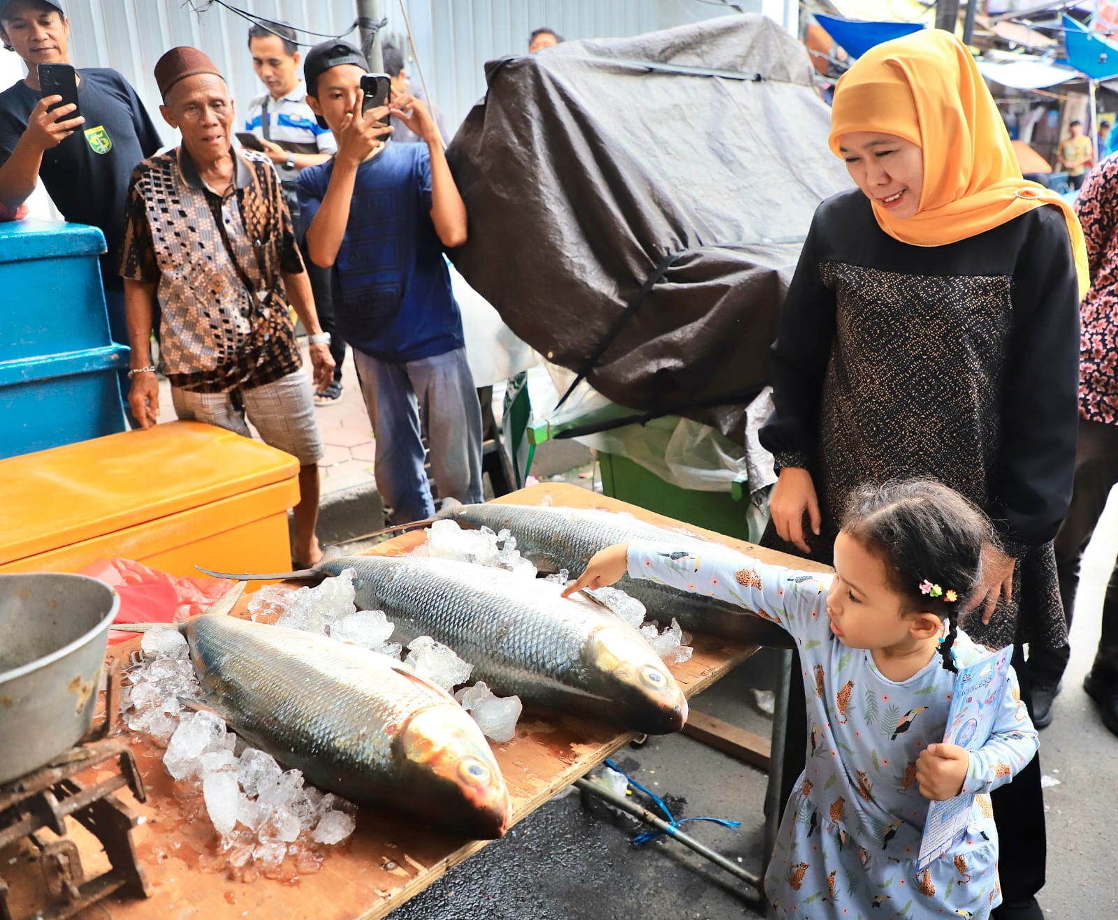 Kunjungi Pasar Bandeng Gresik Bersama Cucu Gubernur Khofifah Kenalkan ...